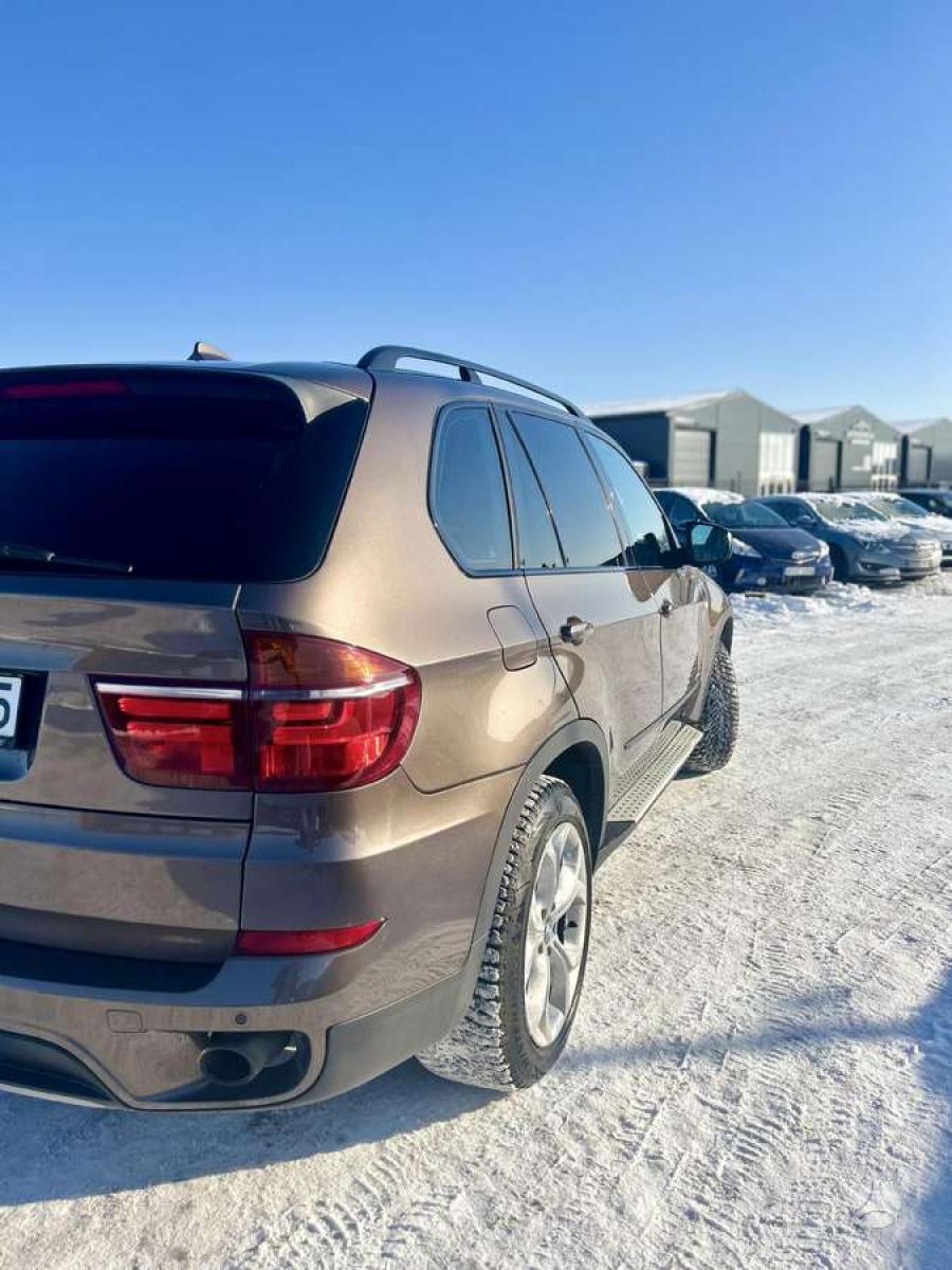 Brown BMW X5 2012 in Kaunas, with an engine capacity of 2.99 L and mileage of 300 thousand km for 10799 €, photo 9 on AUTOMOTO.COM.LV