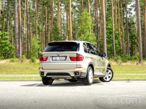 Brown BMW X5 2012 in Riga, with an engine capacity of 3.00 L and mileage of 233 thousand km for 11490 €, photo 6 on AUTOMOTO.COM.LV
