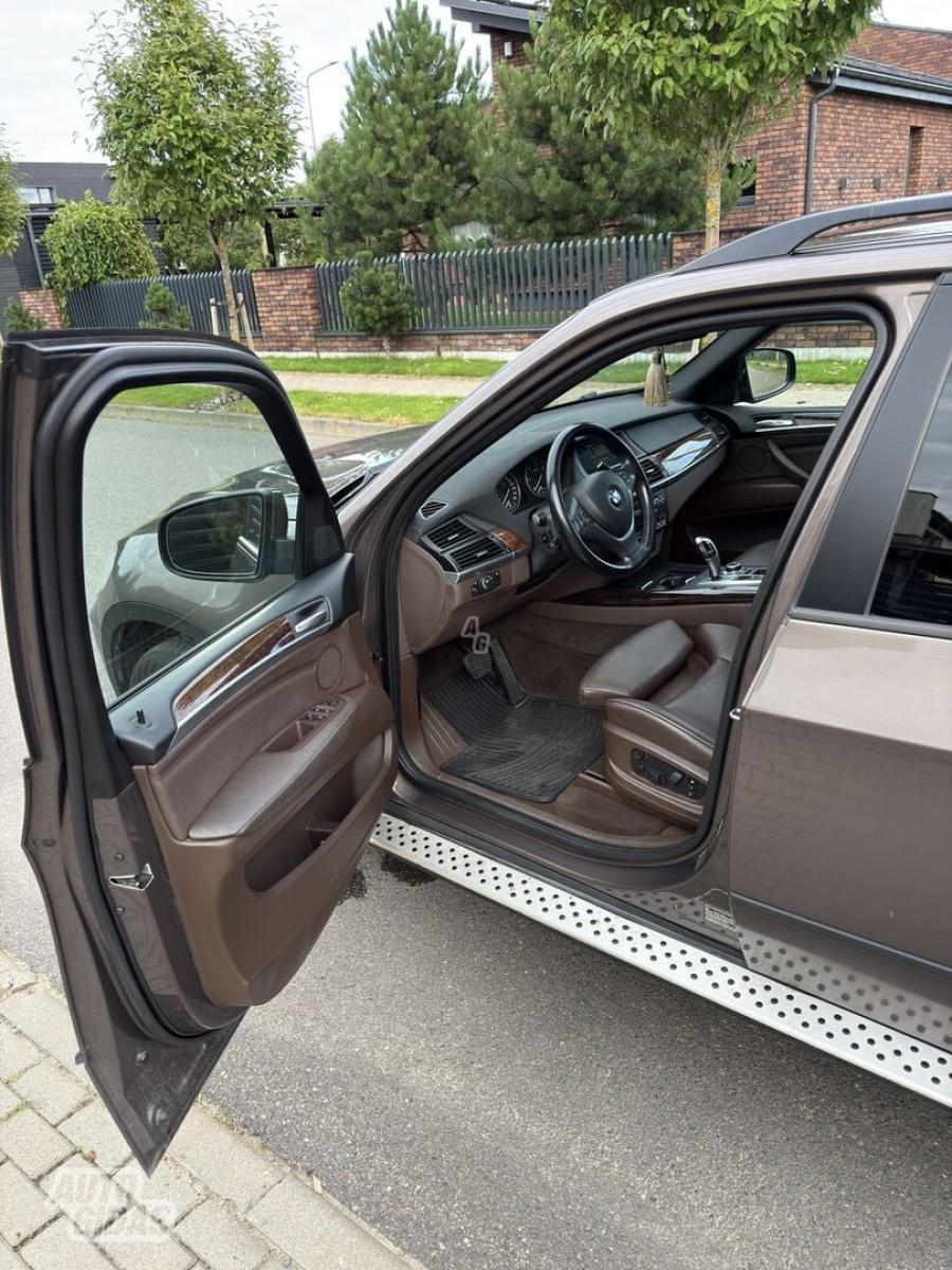 Brown BMW X5 2012 in Vilnius, with an engine capacity of 3.00 L and mileage of 227 thousand km for 9000 €, photo 8 on AUTOMOTO.COM.LV