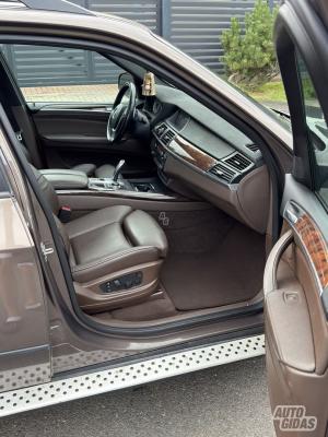 Brown BMW X5 2012 in Vilnius, with an engine capacity of 3.00 L and mileage of 227 thousand km for 9000 €, photo 24 on AUTOMOTO.COM.LV