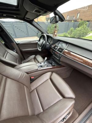 Brown BMW X5 2012 in Vilnius, with an engine capacity of 3.00 L and mileage of 227 thousand km for 9000 €, photo 25 on AUTOMOTO.COM.LV