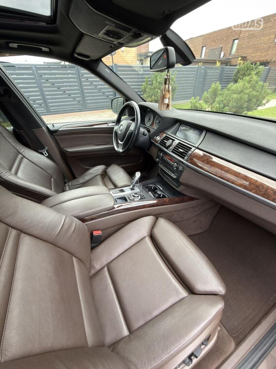 Brown BMW X5 2012 in Vilnius, with an engine capacity of 3.00 L and mileage of 227 thousand km for 9000 €, photo 25 on AUTOMOTO.COM.LV