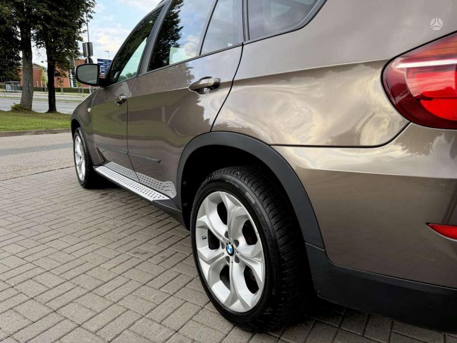 Brown BMW X5 2012 in Vilnius, with an engine capacity of 2.99 L and mileage of 295 thousand km for 8500 €, photo 9 on AUTOMOTO.COM.LV
