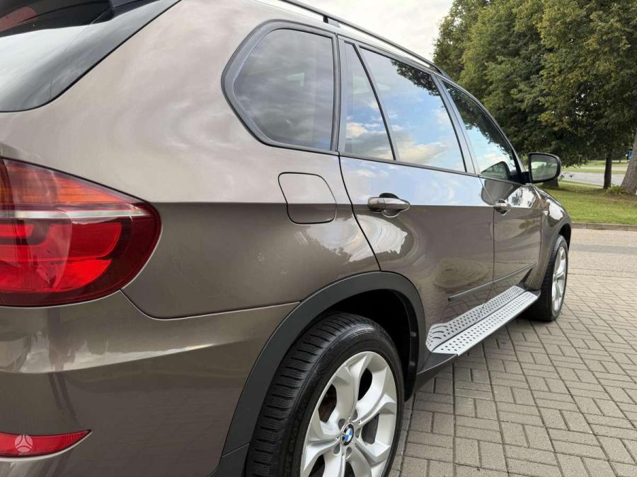 Brown BMW X5 2012 in Vilnius, with an engine capacity of 2.99 L and mileage of 295 thousand km for 8500 €, photo 14 on AUTOMOTO.COM.LV