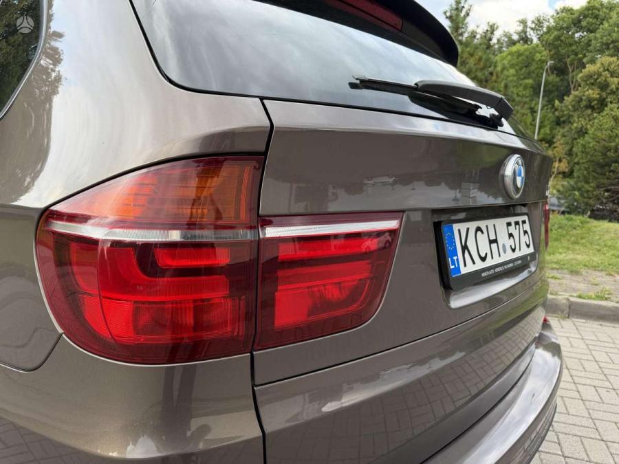 Brown BMW X5 2012 in Vilnius, with an engine capacity of 2.99 L and mileage of 295 thousand km for 8500 €, photo 19 on AUTOMOTO.COM.LV