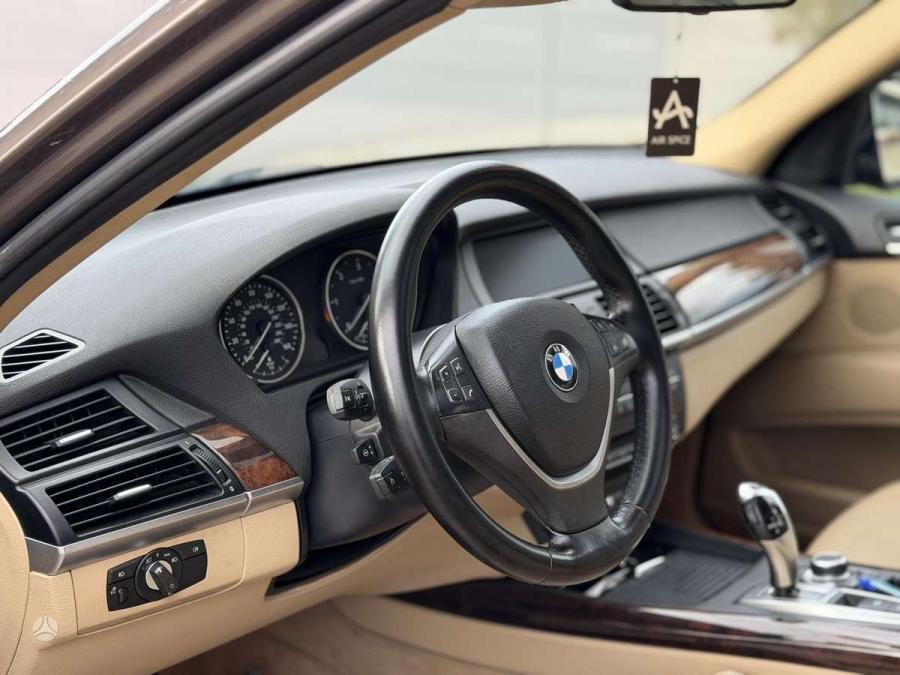 Brown BMW X5 2012 in Vilnius, with an engine capacity of 2.99 L and mileage of 295 thousand km for 8500 €, photo 20 on AUTOMOTO.COM.LV