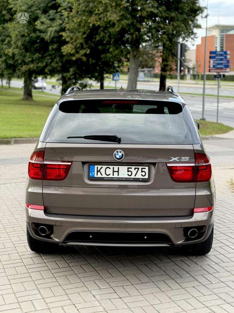 Brown BMW X5 2012 in Vilnius, with an engine capacity of 3.00 L and mileage of 285 thousand km for 7900 €, photo 6 on AUTOMOTO.COM.LV