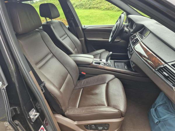 BMW X5 2012 Viļņa vietnē Brūns BMW X5 2012 Viļņa, ar dzinēja tilpumu 2.99 L un nobraukumu 239 tūkst. km par 13200 €, foto 10 vietnē AUTOMOTO.COM.LV