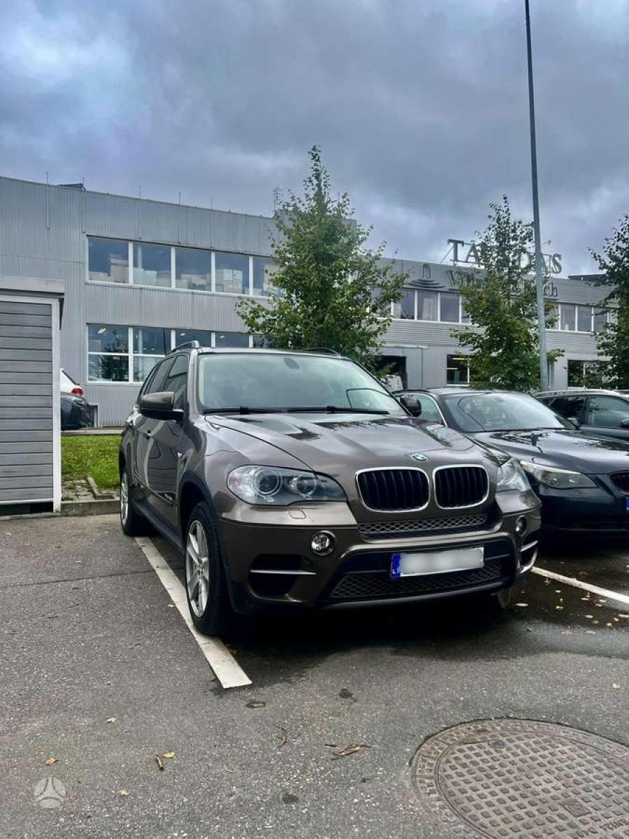 Brown BMW X5 2012 in Kaunas, with an engine capacity of 3.00 L and mileage of 170 thousand km for 8300 €, photo 1 on AUTOMOTO.COM.LV