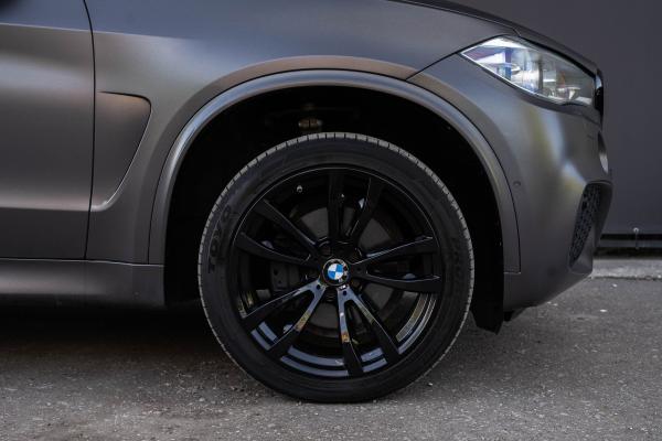 Brown BMW X5 2015 in Riga, with an engine capacity of 3.00 L and mileage of 237 thousand km for 21990 €, photo 7 on AUTOMOTO.COM.LV