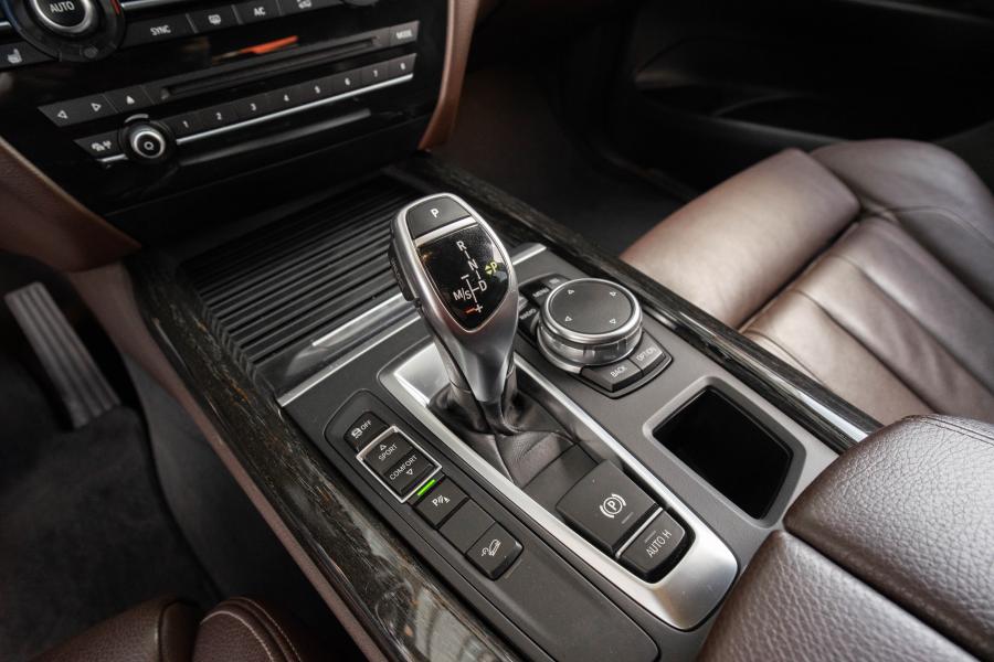Brūns BMW X5 2015 Rīga, ar dzinēja tilpumu 3.00 L un nobraukumu 237 tūkst. km par 21990 €, foto 24 vietnē AUTOMOTO.COM.LV