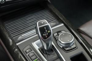 Brūns BMW X5 2015 Rīga, ar dzinēja tilpumu 3.00 L un nobraukumu 237 tūkst. km par 21990 €, foto 26 vietnē AUTOMOTO.COM.LV