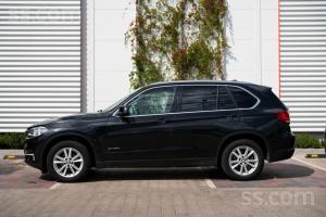 Brown BMW X5 2015 in Riga, with an engine capacity of 3.00 L and mileage of 327 thousand km for 15500 €, photo 3 on AUTOMOTO.COM.LV