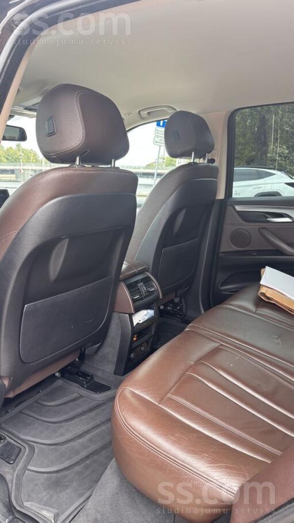 Brown BMW X5 2015 in Liepaja, with an engine capacity of 3.00 L and mileage of 254 thousand km for 15000 €, photo 9 on AUTOMOTO.COM.LV