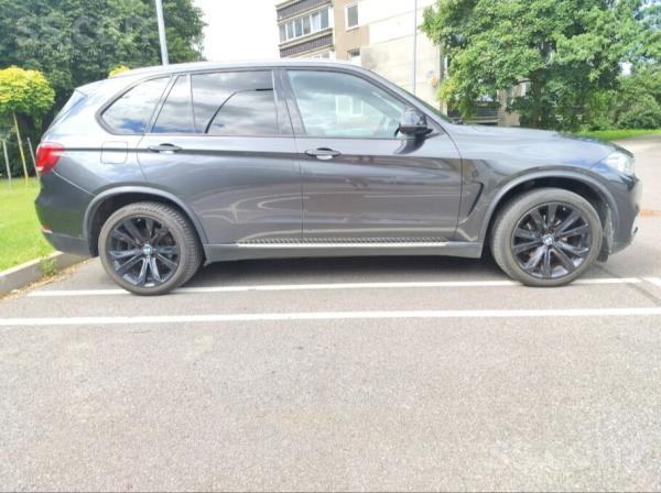 Brown BMW X5 2016 in Riga, with an engine capacity of 2.00 L and mileage of 291 thousand km for 18999 €, photo 4 on AUTOMOTO.COM.LV