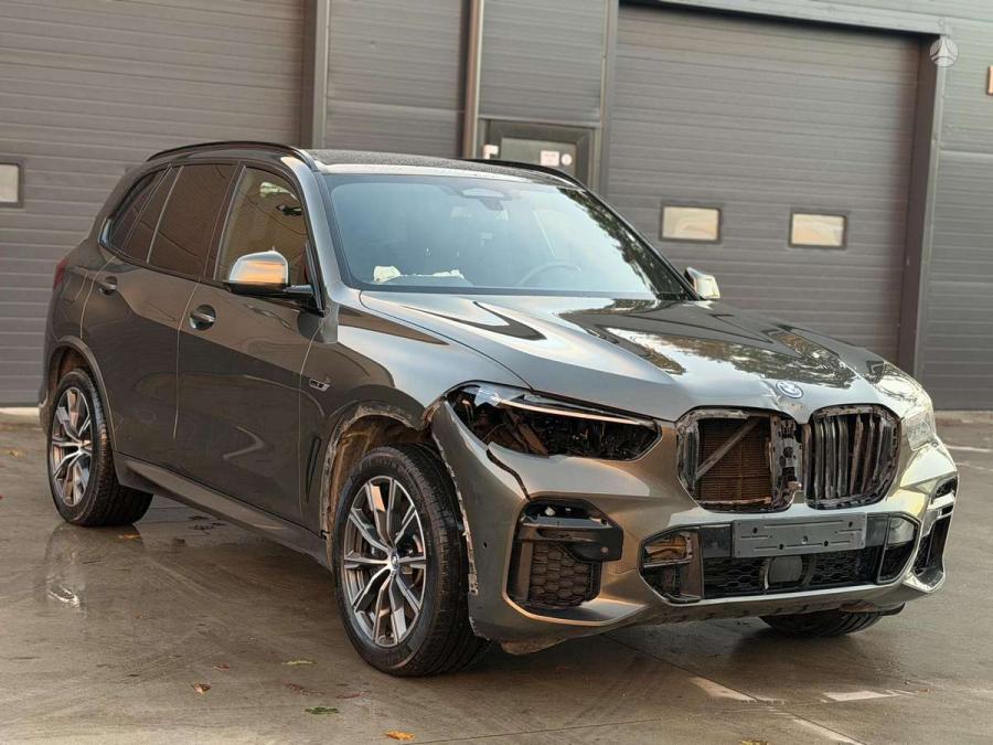 Brown BMW X5 2022 in Kaunas, with an engine capacity of 3.00 L and mileage of 142 thousand km for 29750 €, photo 3 on AUTOMOTO.COM.LV