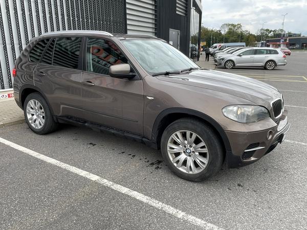 BMW X5 2012 Kohtla-Jerve vietnē Brūns BMW X5 2012 Kohtla-Jerve, ar dzinēja tilpumu 3.00 L un nobraukumu 241 tūkst. km par 12900 €, foto 10 vietnē AUTOMOTO.COM.LV