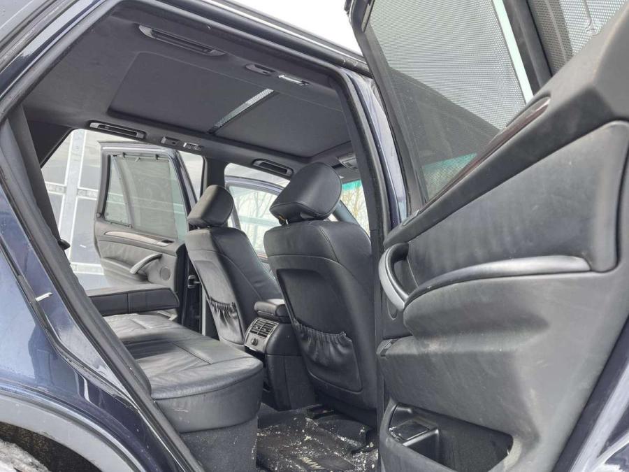 BMW X5 2006 in Radviliskis, with an engine capacity of 4.40 L and mileage of 195 thousand km for 2900 €, photo 21 on AUTOMOTO.COM.LV