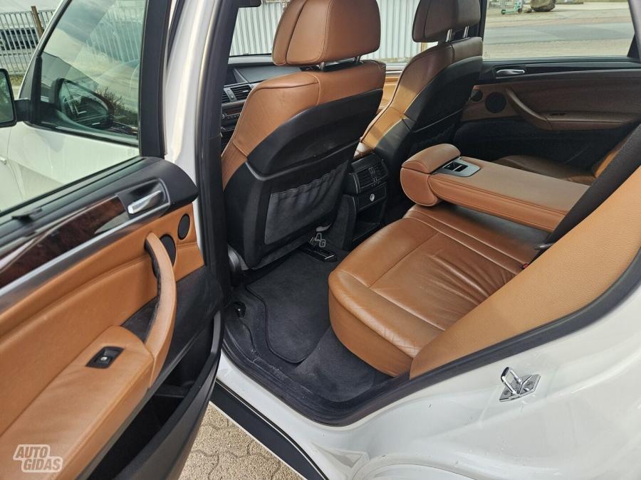 BMW X5 2009 in Marijampole, with an engine capacity of 3.00 L and mileage of 303 thousand km for 8400 €, photo 7 on AUTOMOTO.COM.LV