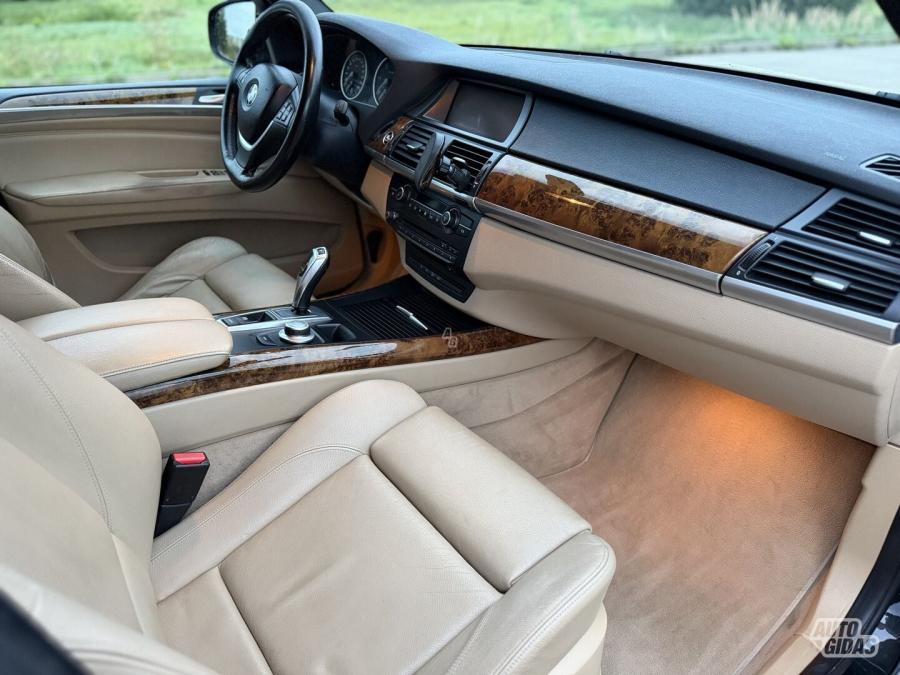 BMW X5 2009 in Radviliskis, with an engine capacity of 3.00 L and mileage of 215 thousand km for 7900 €, photo 9 on AUTOMOTO.COM.LV