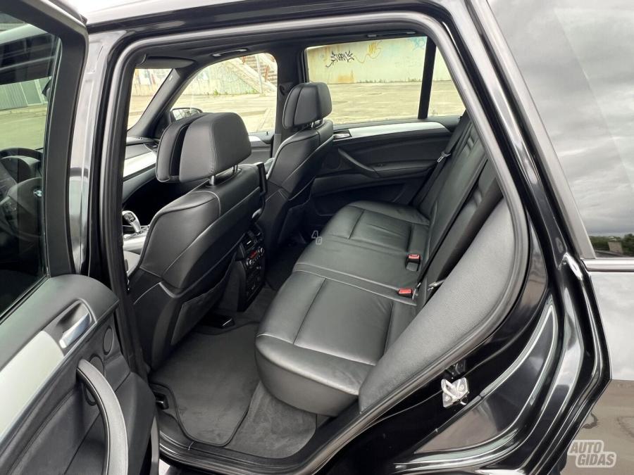 BMW X5 2010 in Siauliai, with an engine capacity of 3.00 L and mileage of 313 thousand km for 11000 €, photo 11 on AUTOMOTO.COM.LV