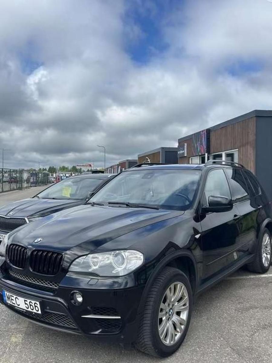 BMW X5 2011 Viļņa, ar dzinēja tilpumu 2.99 L un nobraukumu 350 tūkst. km par 9300 €, foto 1 vietnē AUTOMOTO.COM.LV