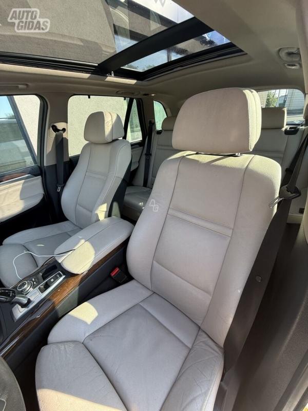 BMW X5 2012 in Siauliai, with an engine capacity of 3.00 L and mileage of 302 thousand km for 9500 €, photo 8 on AUTOMOTO.COM.LV