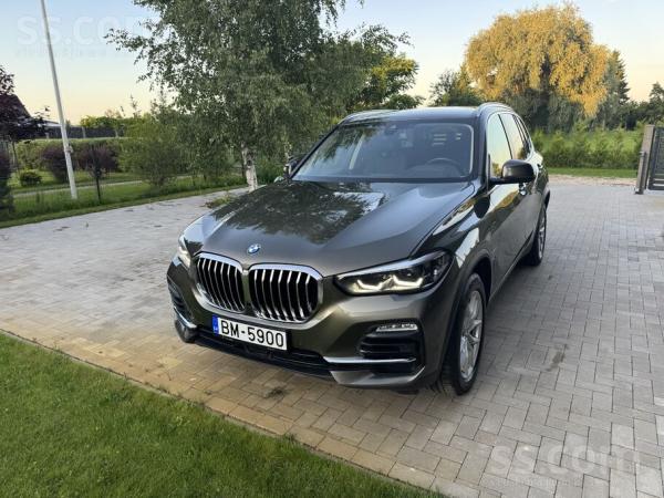 Green BMW X5 2020 in Riga, with an engine capacity of 3.00 L and mileage of 125 thousand km for 41500 €, photo 1 on AUTOMOTO.COM.LV
