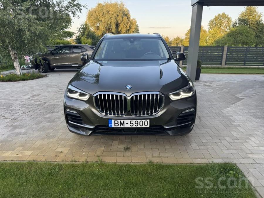 Green BMW X5 2020 in Riga, with an engine capacity of 3.00 L and mileage of 125 thousand km for 41500 €, photo 3 on AUTOMOTO.COM.LV