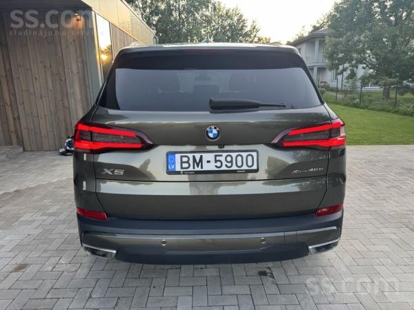 Green BMW X5 2020 in Riga, with an engine capacity of 3.00 L and mileage of 125 thousand km for 41500 €, photo 5 on AUTOMOTO.COM.LV