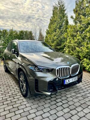 Зеленый БМВ Х5 2024 в Рига, объемом двигателя 3.00 л и пробегом 17 тыс. км за 67950 €, фото 1 на AUTOMOTO.COM.LV