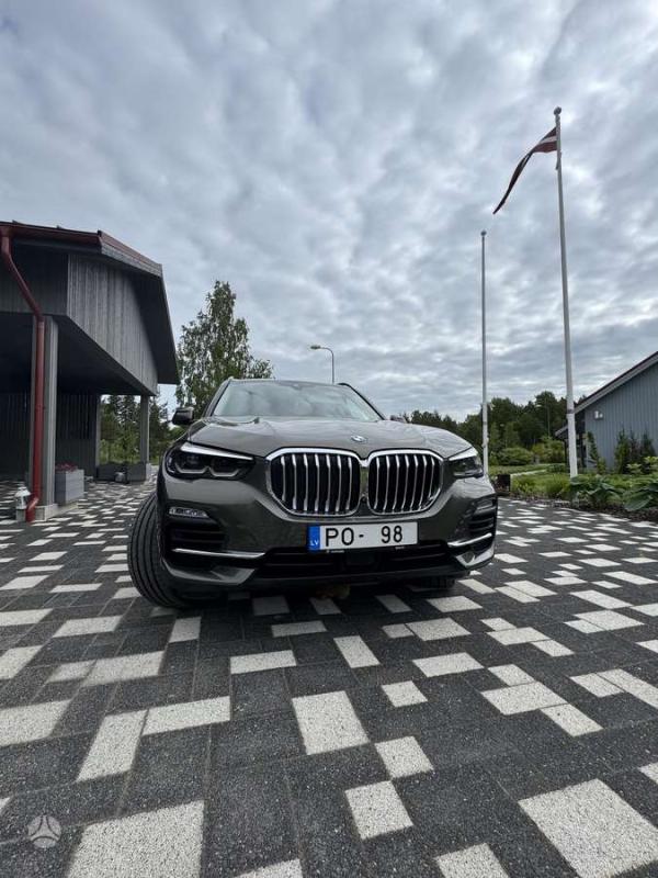Green BMW X5 2021 in Riga, with an engine capacity of 3.00 L and mileage of 143 thousand km for 43500 €, photo 1 on AUTOMOTO.COM.LV