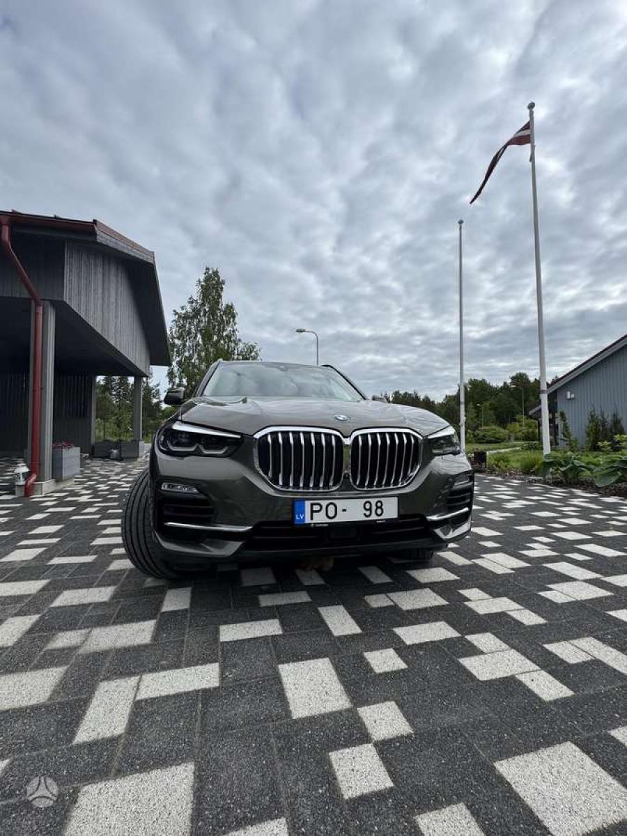 Green BMW X5 2021 in Riga, with an engine capacity of 3.00 L and mileage of 143 thousand km for 43500 €, photo 1 on AUTOMOTO.COM.LV