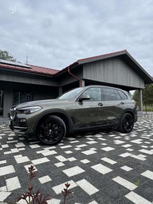 Green BMW X5 2021 in Riga, with an engine capacity of 3.00 L and mileage of 143 thousand km for 43500 €, photo 3 on AUTOMOTO.COM.LV