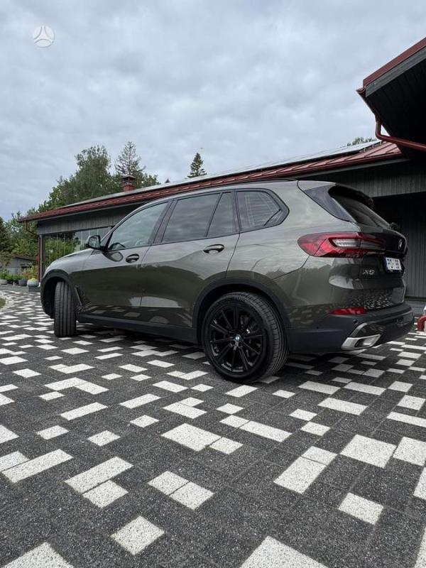 Green BMW X5 2021 in Riga, with an engine capacity of 3.00 L and mileage of 143 thousand km for 43500 €, photo 3 on AUTOMOTO.COM.LV