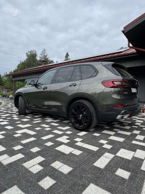 Green BMW X5 2021 in Riga, with an engine capacity of 3.00 L and mileage of 143 thousand km for 43500 €, photo 4 on AUTOMOTO.COM.LV