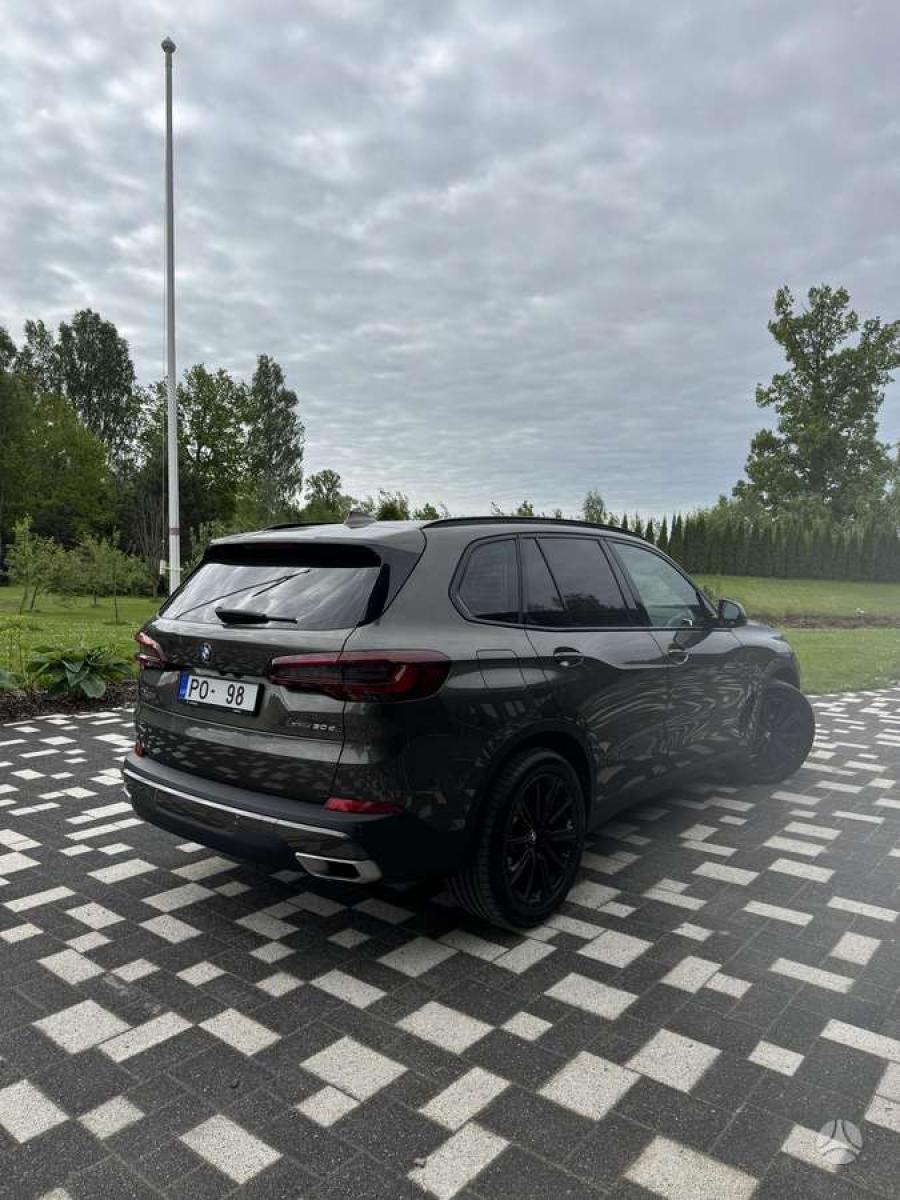 Green BMW X5 2021 in Riga, with an engine capacity of 3.00 L and mileage of 143 thousand km for 43500 €, photo 5 on AUTOMOTO.COM.LV