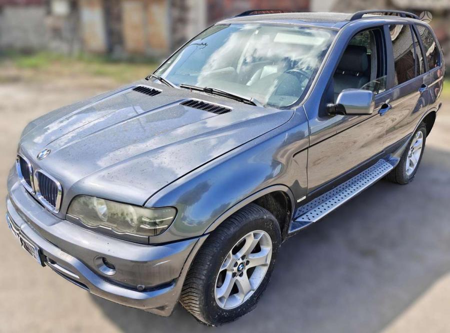 Grey BMW X5 2001 in Panevezys, with an engine capacity of 2.93 L and mileage of 300 thousand km for 2300 €, photo 1 on AUTOMOTO.COM.LV