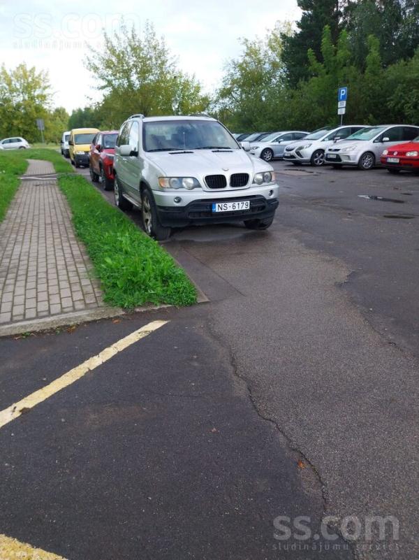Pelēks BMW X5 2002 Jelgava, ar dzinēja tilpumu 3.00 L un nobraukumu 440 tūkst. km par 2400 €, foto 1 vietnē AUTOMOTO.COM.LV