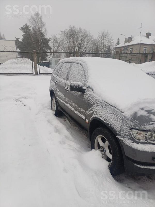 Grey BMW X5 2003 in Riga, with an engine capacity of 3.00 L and mileage of 290 thousand km for 3500 €, photo 2 on AUTOMOTO.COM.LV