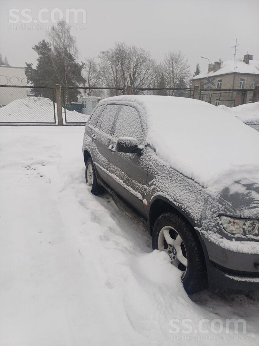 Grey BMW X5 2003 in Riga, with an engine capacity of 3.00 L and mileage of 290 thousand km for 3500 €, photo 3 on AUTOMOTO.COM.LV