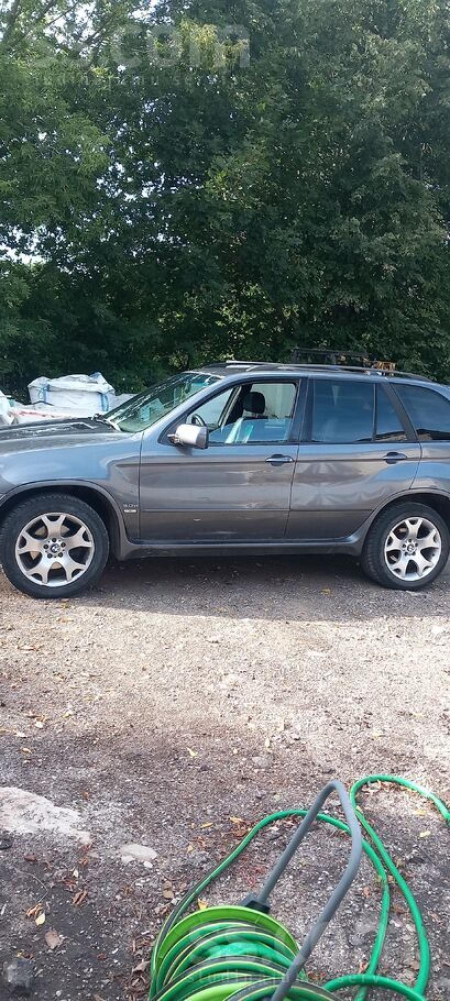 Grey BMW X5 2003 in Saldus, with an engine capacity of 3.00 L and mileage of 317 thousand km for 2500 €, photo 1 on AUTOMOTO.COM.LV
