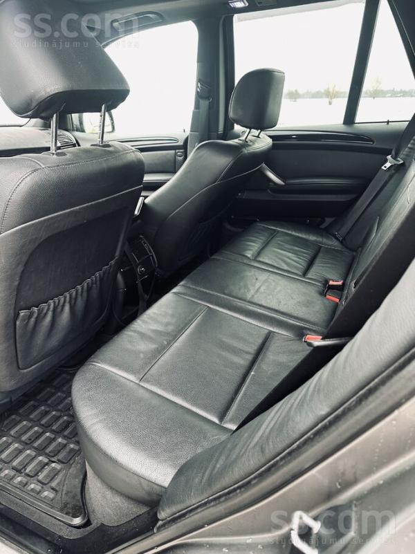 Grey BMW X5 2004 in Riga, with an engine capacity of 3.00 L and mileage of 298 thousand km for 5300 €, photo 8 on AUTOMOTO.COM.LV