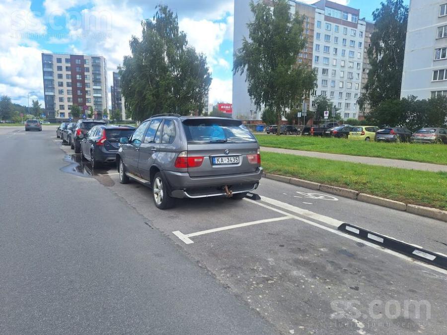 Grey BMW X5 2005 in Riga, with an engine capacity of 3.00 L and mileage of 426 thousand km for 2900 €, photo 1 on AUTOMOTO.COM.LV