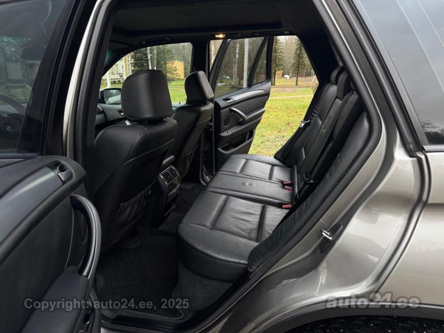 Grey BMW X5 2006 in Viljandi, with an engine capacity of 3.00 L and mileage of 243 thousand km for 8890 €, photo 9 on AUTOMOTO.COM.LV