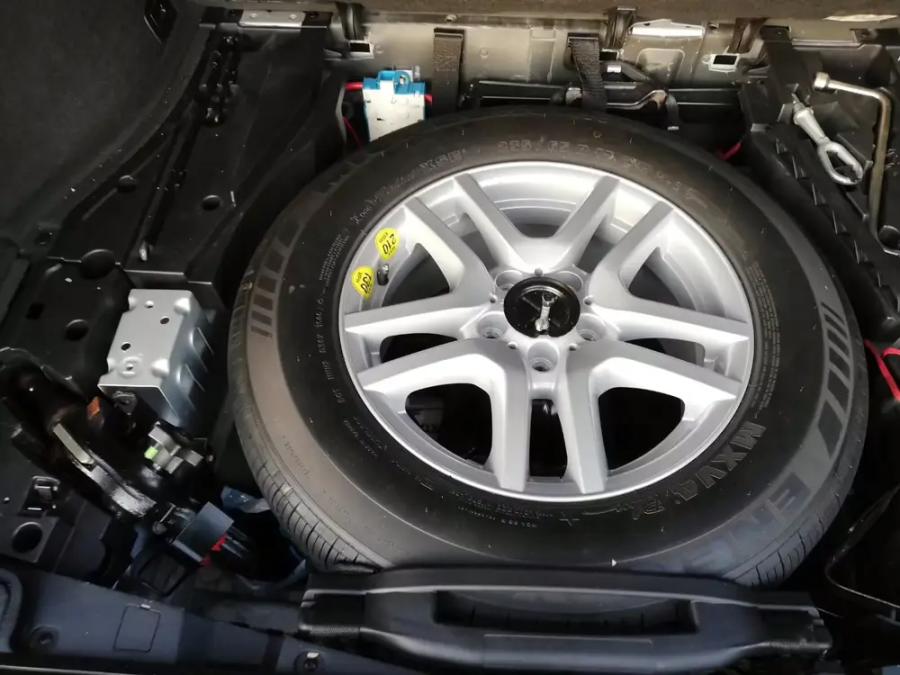 Grey BMW X5 2006 in Saldus, with an engine capacity of 3.00 L and mileage of 395 thousand km for 6600 €, photo 11 on AUTOMOTO.COM.LV