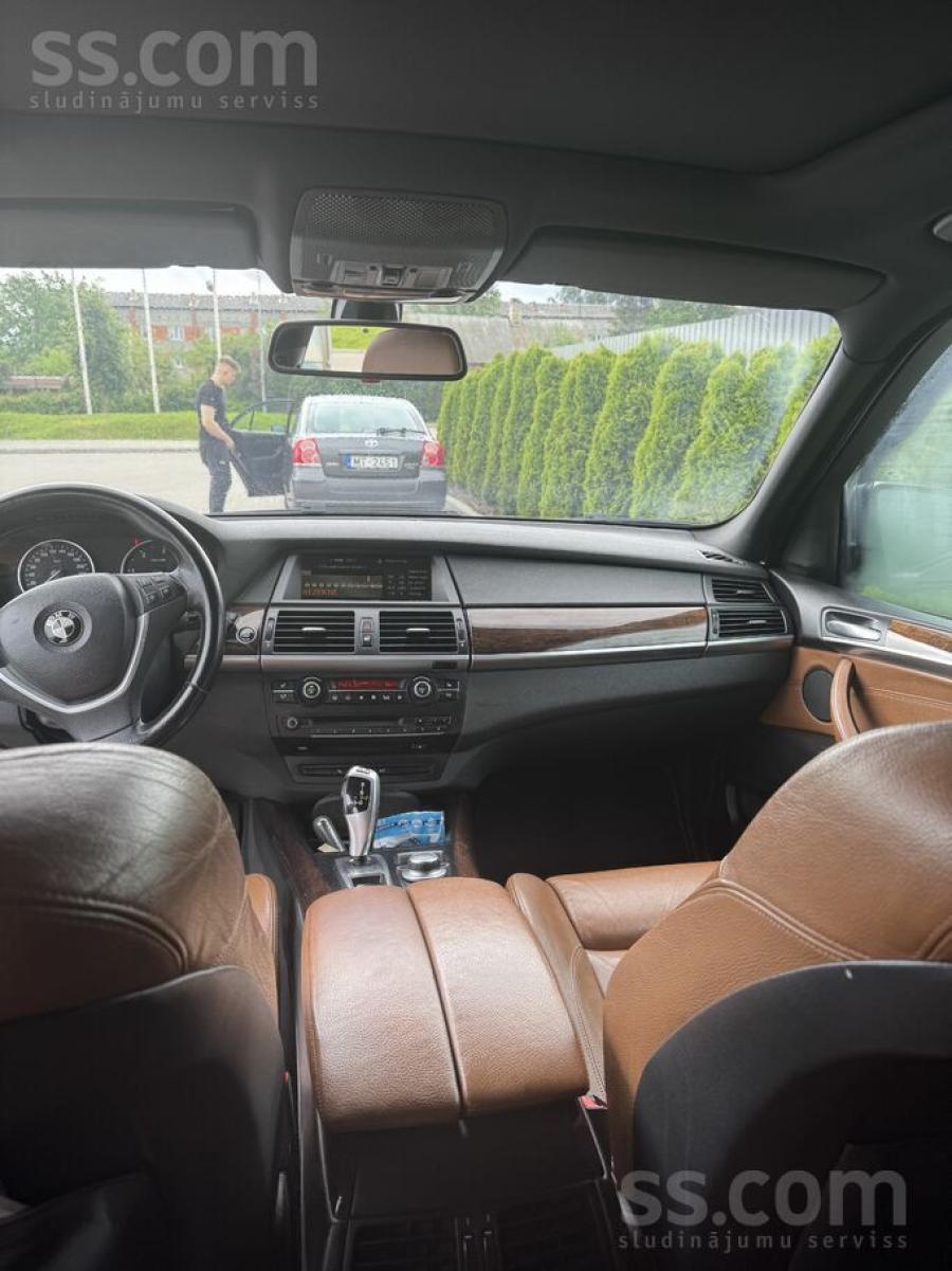 Grey BMW X5 2007 in Ludza, with an engine capacity of 3.00 L and mileage of 304 thousand km for 6750 €, photo 6 on AUTOMOTO.COM.LV