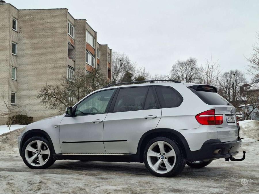 Grey BMW X5 2007 in Silute, with an engine capacity of 3.00 L and mileage of 370 thousand km for 6400 €, photo 1 on AUTOMOTO.COM.LV