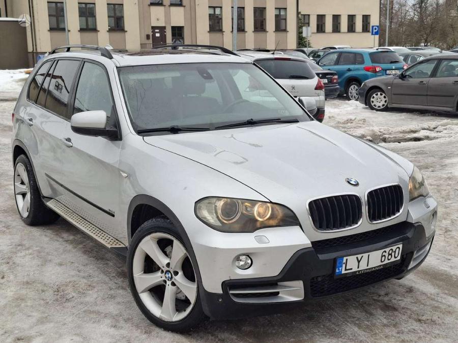 Grey BMW X5 2007 in Silute, with an engine capacity of 3.00 L and mileage of 370 thousand km for 6400 €, photo 8 on AUTOMOTO.COM.LV