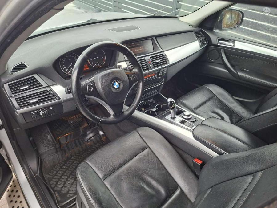 Grey BMW X5 2007 in Silute, with an engine capacity of 3.00 L and mileage of 370 thousand km for 6400 €, photo 14 on AUTOMOTO.COM.LV